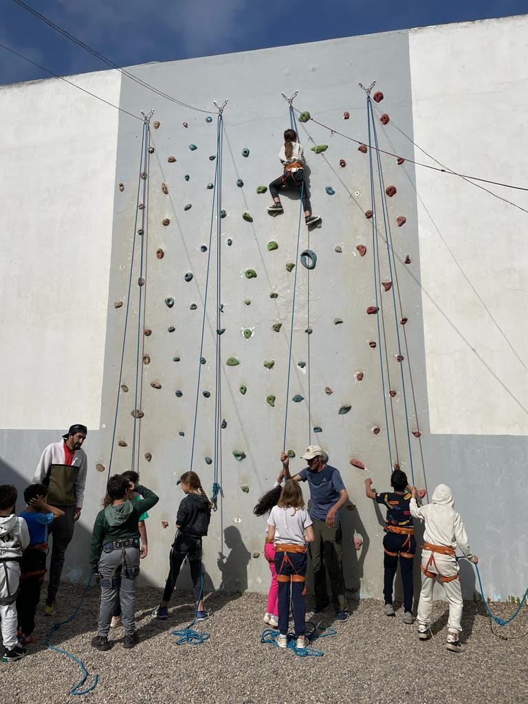 Les élèves de l’école Bizet en séance d’escalade sur le mur de l’école ...